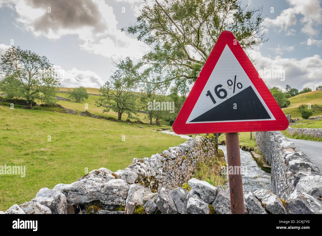 Panneau de signalisation en pente raide Banque de photographies et d ...