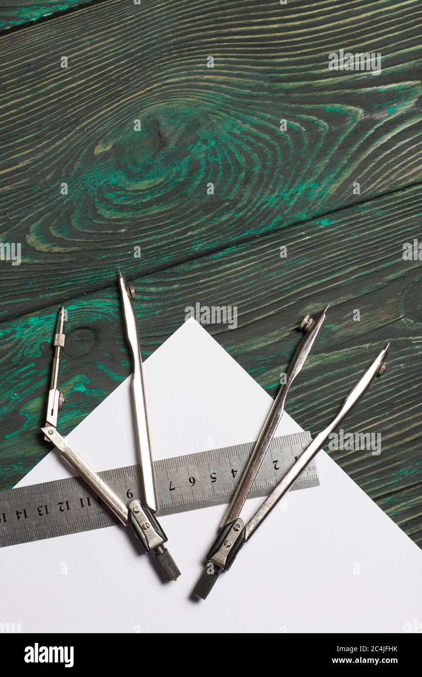 Défini pour la mise en plan. Deux compas, une règle métallique et une ...
