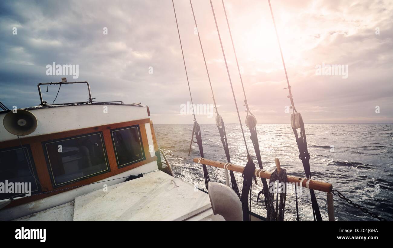 Bateau voile ancien Banque de photographies et d’images à haute résolution - Alamy