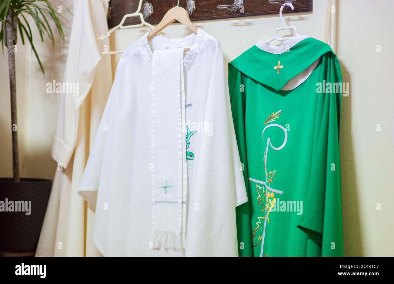 Les vêtements liturgiques et les vêtements du prêtre sont accrochés aux ... Les vêtements liturgiques et les vêtements du prêtre sont accrochés aux ...