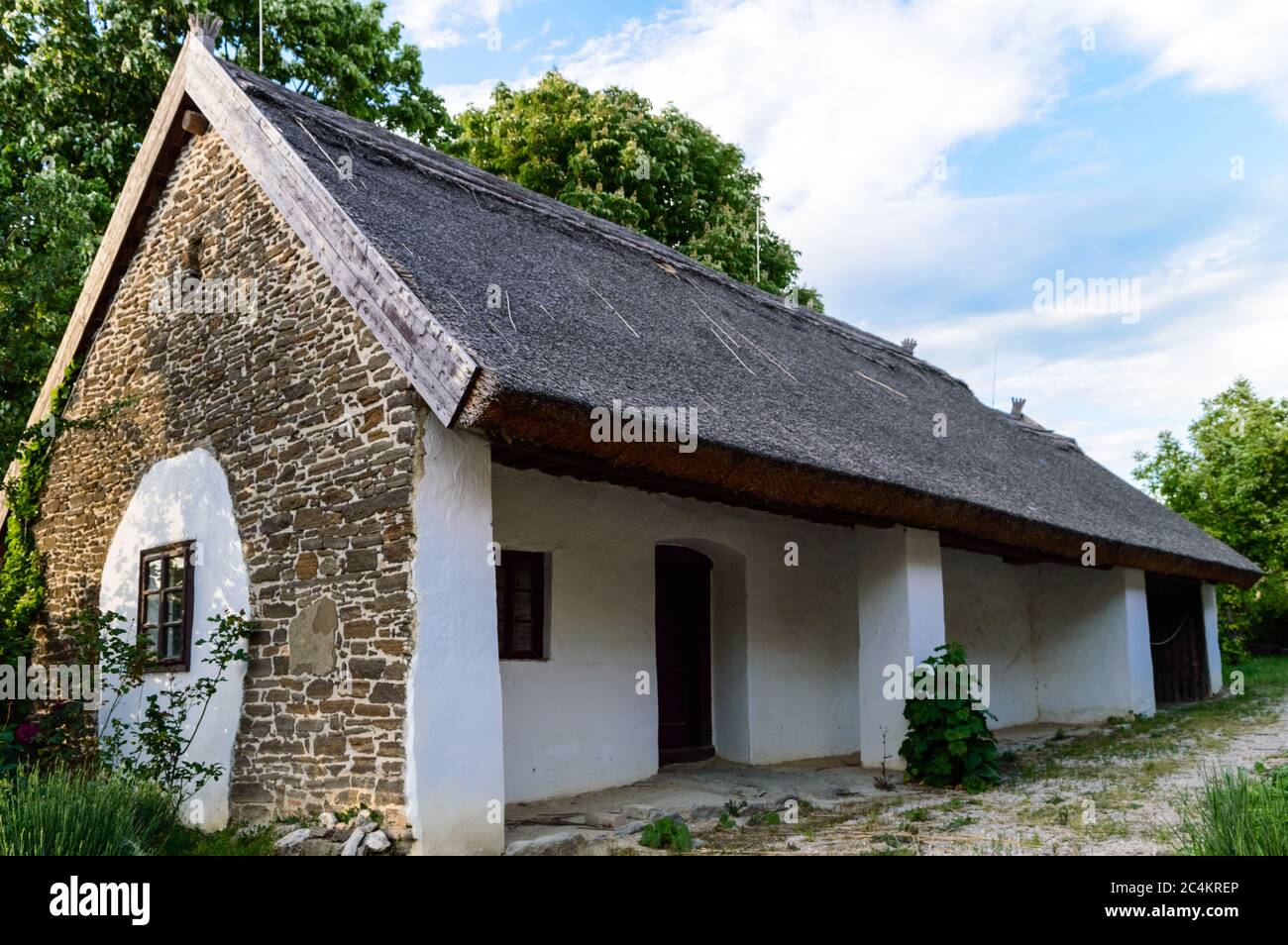 Maison en brique rustique au toit de chaume Banque de photographies et ...
