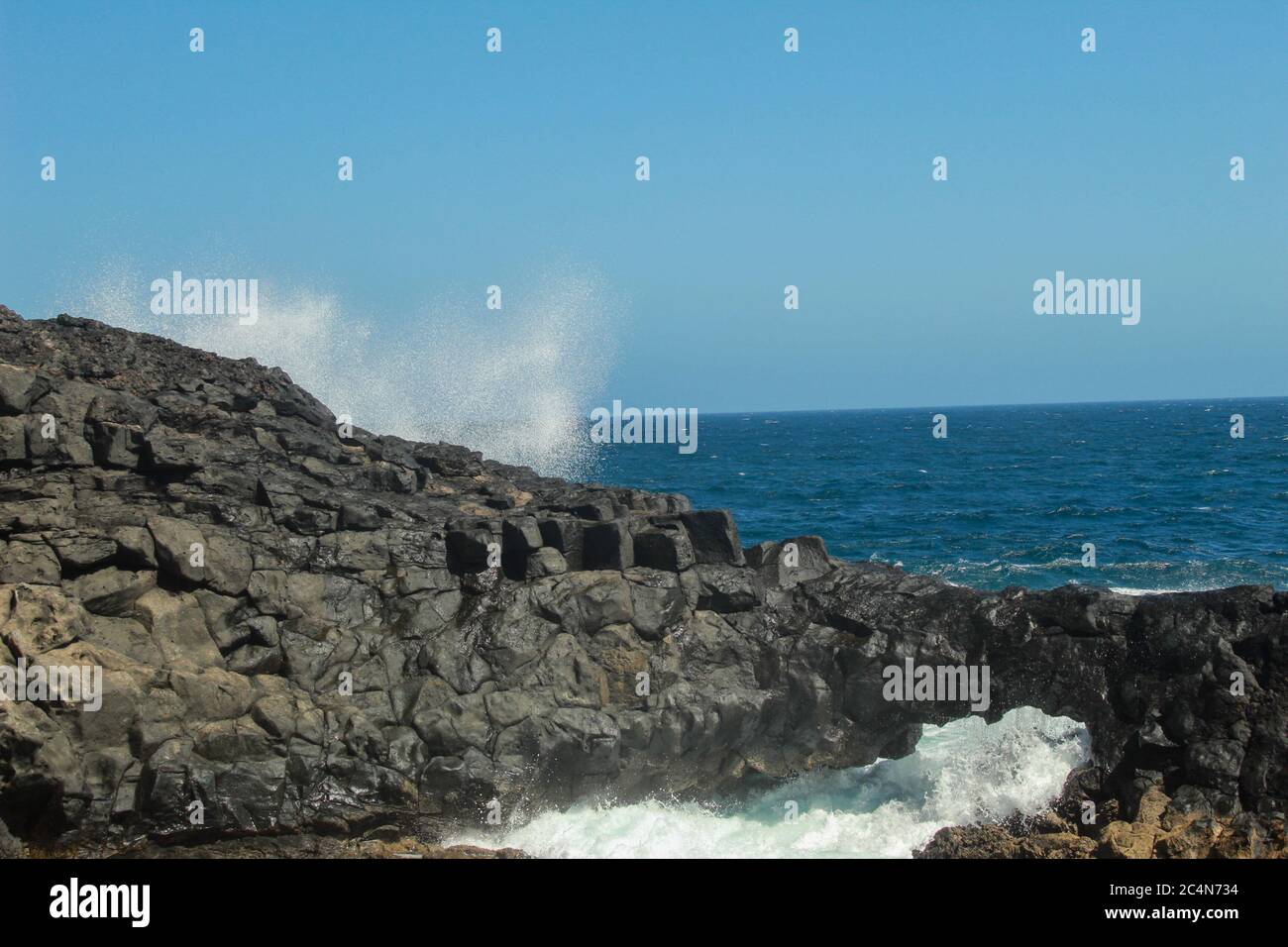 Vue pittoresque d'une vague qui heurte un rocher et qui s'écrase dans l ...