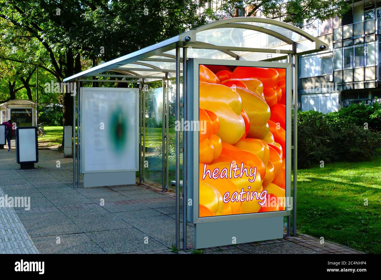 abri de bus en verre à l'arrêt. fond de maquette. pelouse et arbres ...