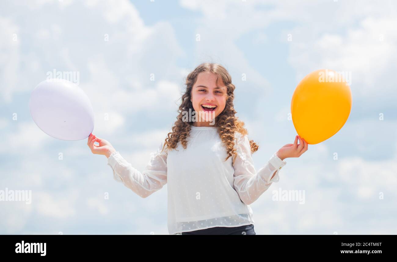Idée créative. Joyeux anniversaire. Petite fille avec ballon de fête ...