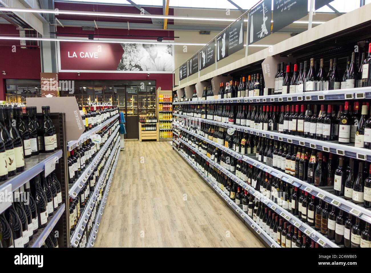 Présentoir de rayon de vin de supermarché Banque de photographies et d ...