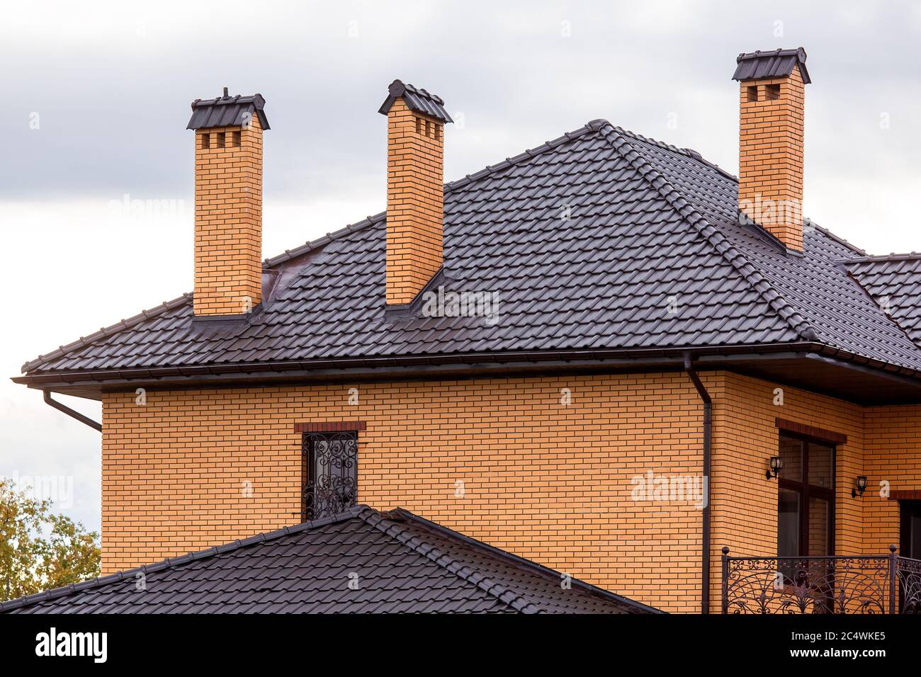 un toit brun d'un carrelage en céramique avec un tuyau un système de ...