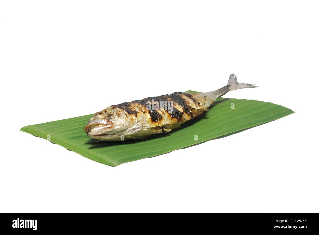 Poisson grillé sur feuilles de banane sur fond blanc. (Avec masque ...