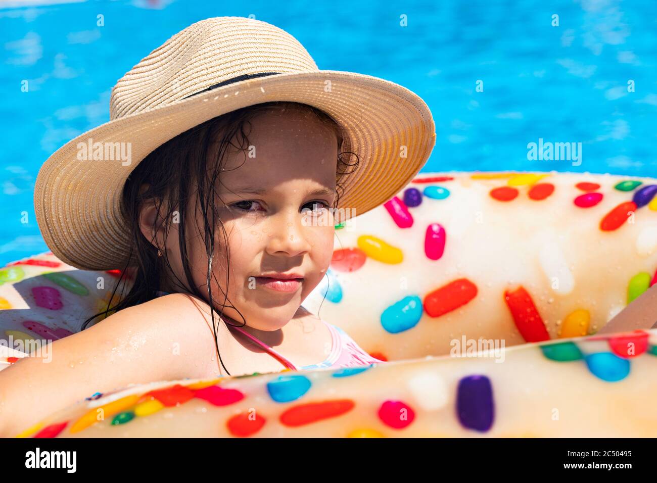 Belle Fillette En Bikini à La Plage Banque De Photographies Et Dimages