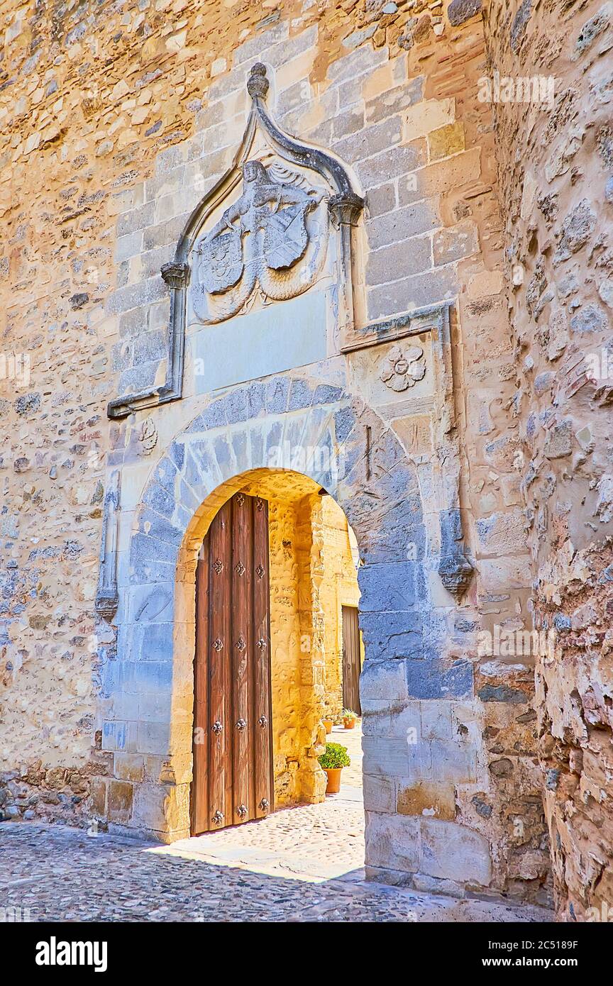 La Puerta de la Sirena (porte de Sirena) médiévale avec sculpture ...