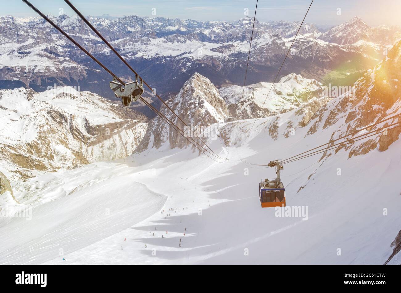 Télécabine de téléphérique dans un magnifique paysage de montagne au ...