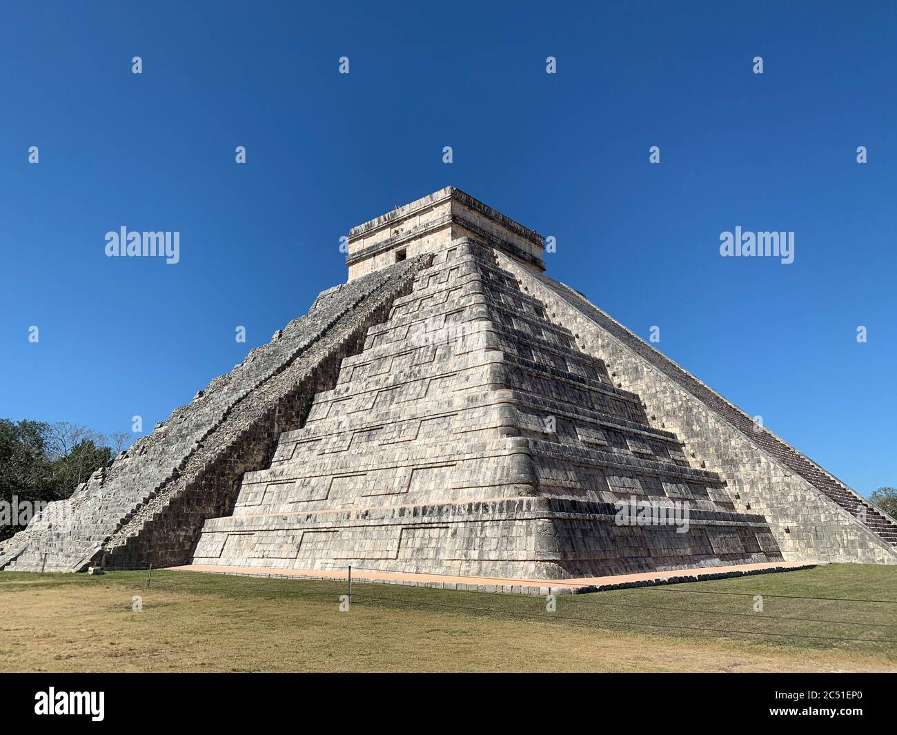 Pyramide El Castillo dans les ruines mayas anciennes de Chichen Itza, péninsule du Yucatan ...