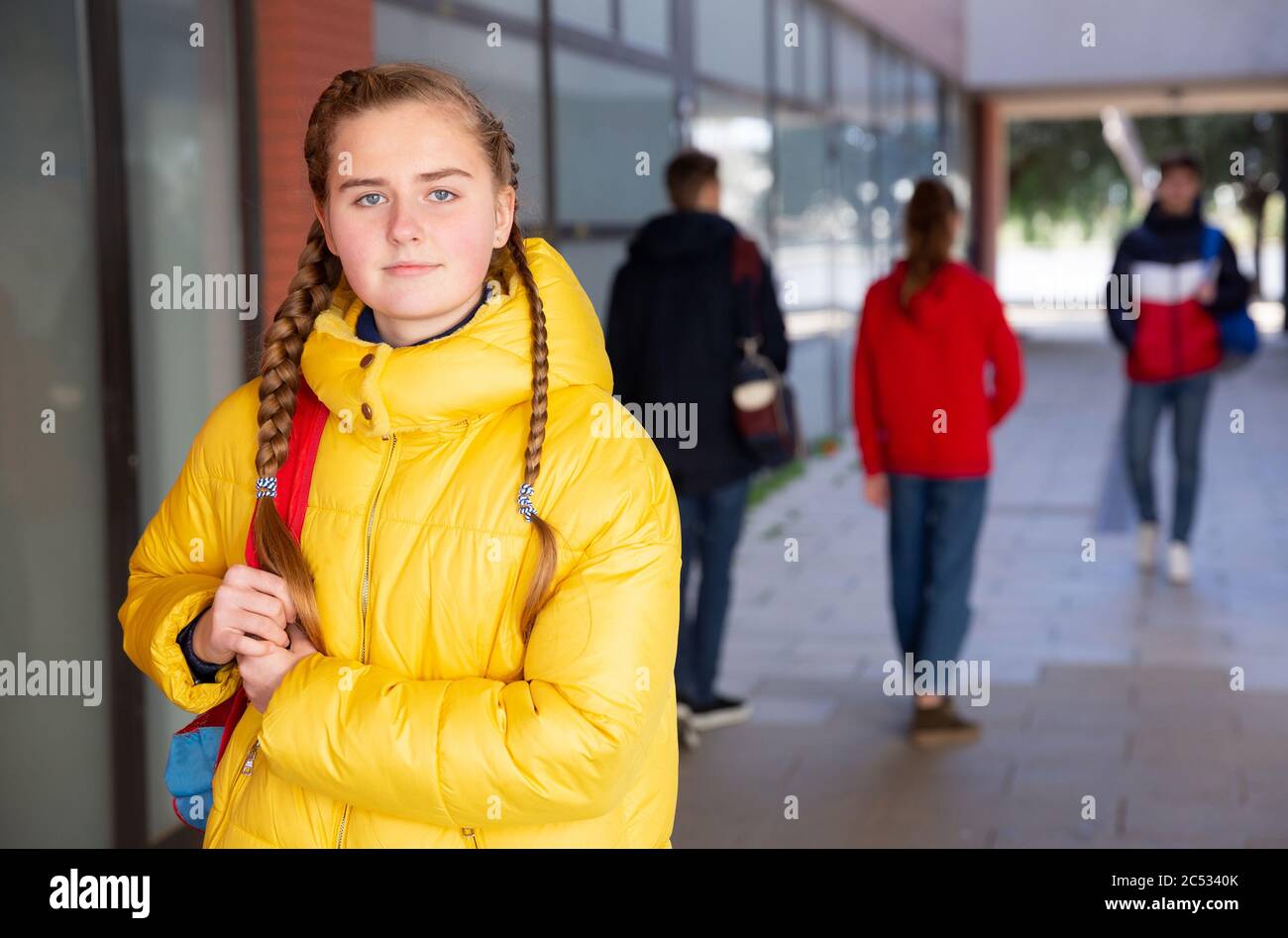 Adolescente doudoune jaune Banque de photographies et d’images à haute ...