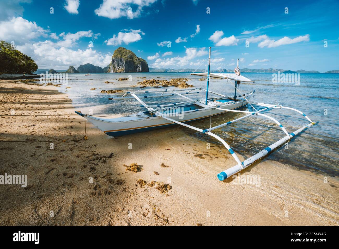 Bateau touristique banca le matin, prêt pour une excursion à la ...