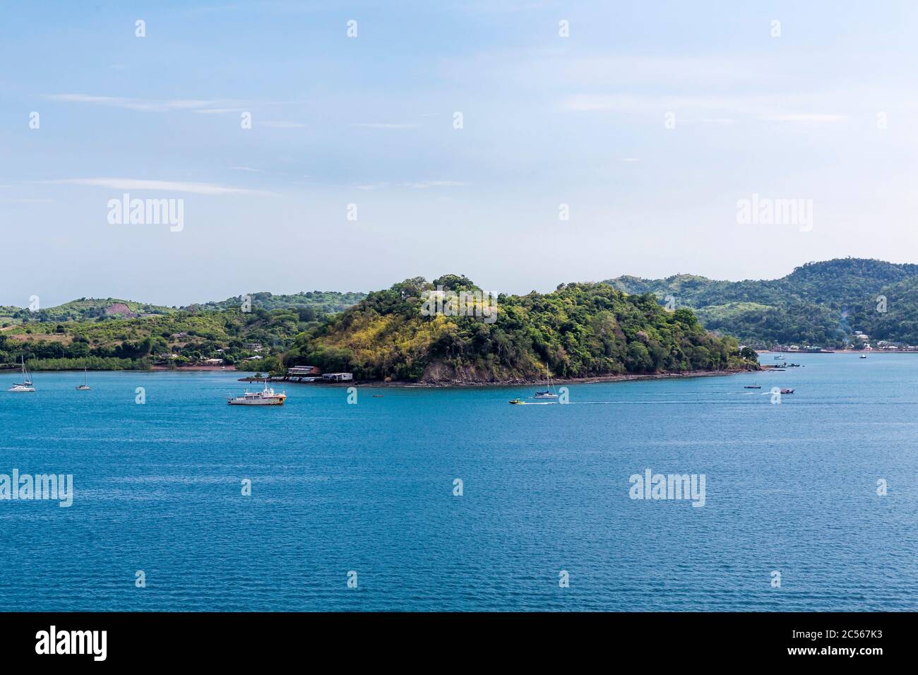 Vue du bateau de croisière à l'île, Andoany, Hell-ville, Nosy Bé ...