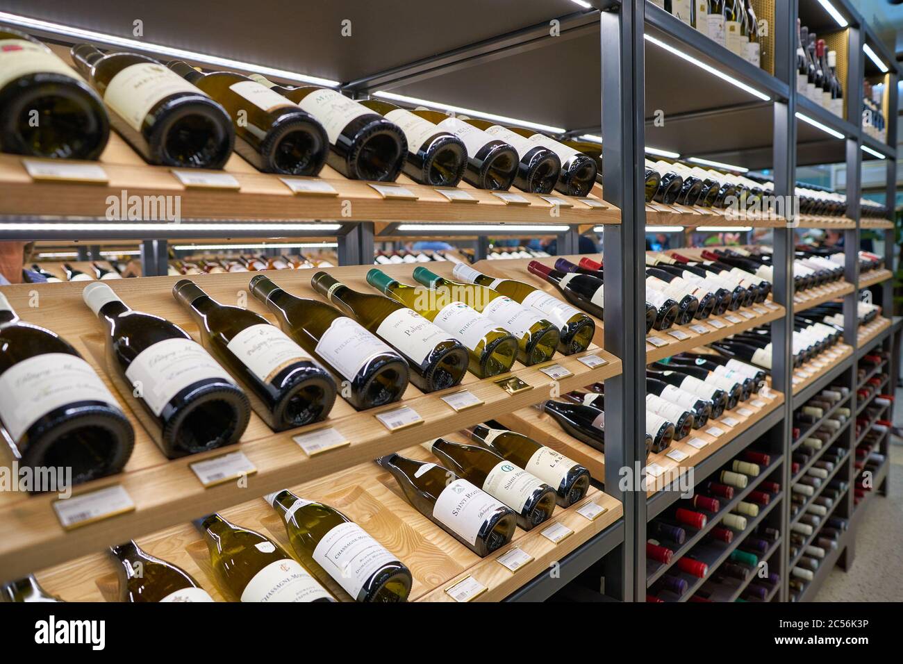 Présentoir de rayon de vin de supermarché Banque de photographies et d ...