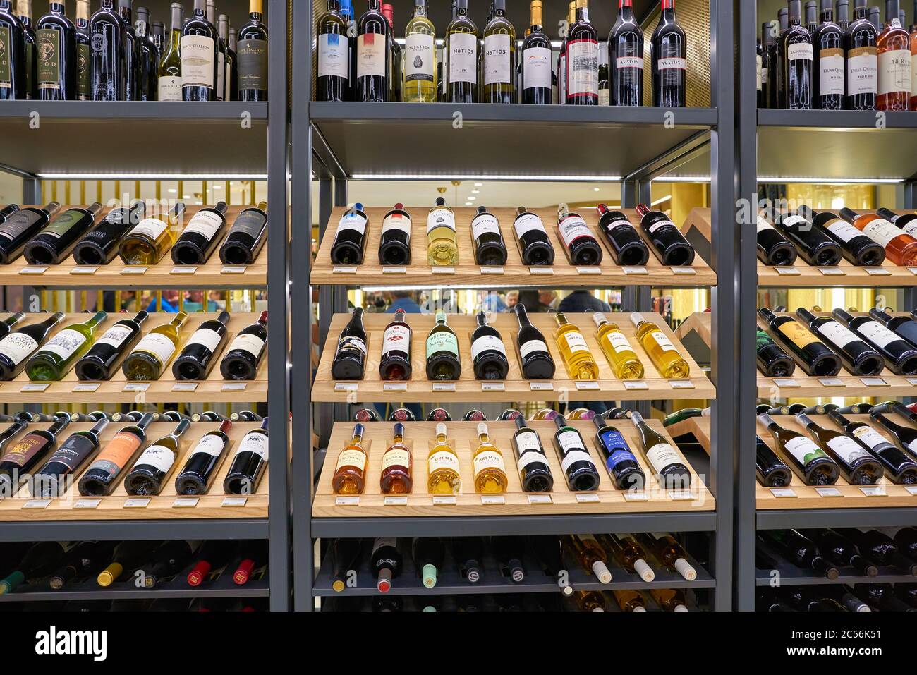 Présentoir de rayon de vin de supermarché Banque de photographies et d ...