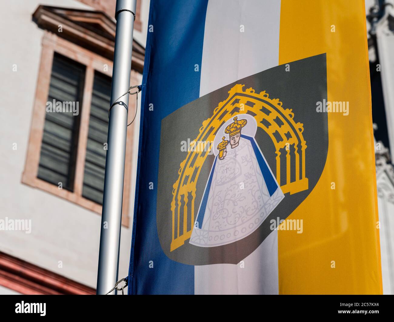 Drapeau de Mariazell devant la basilique de la naissance de la Vierge ...