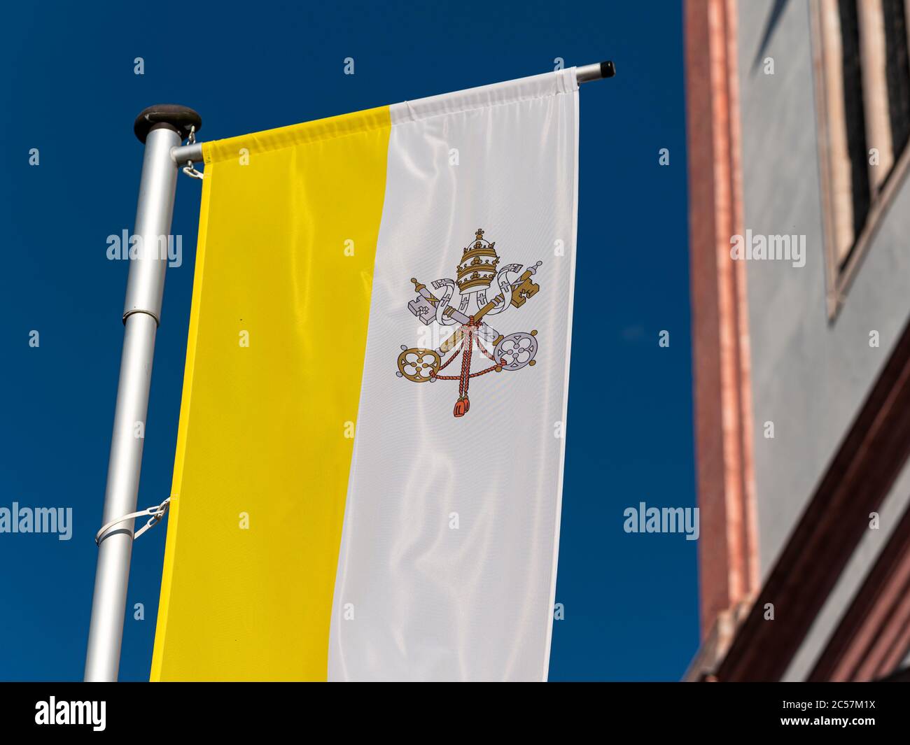 Drapeau du Vatican devant la basilique de la naissance de la Vierge ...