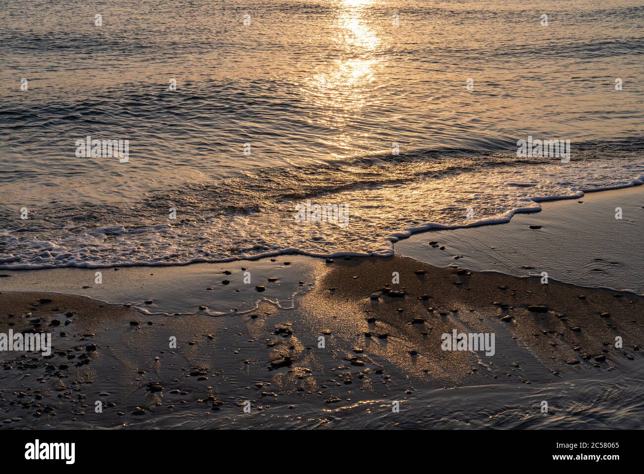 Soleil sur la mer et la plage pour accueillir le matin Photo Stock - Alamy