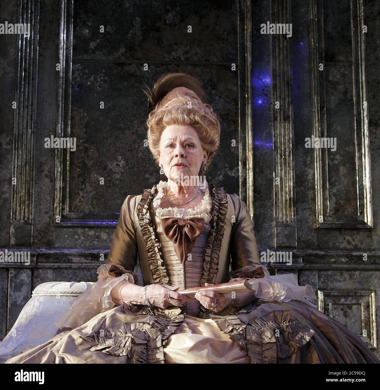 Judi Dench (Madame de Montreuil) dans MADAME DE SADE par Yukio Mishima ...