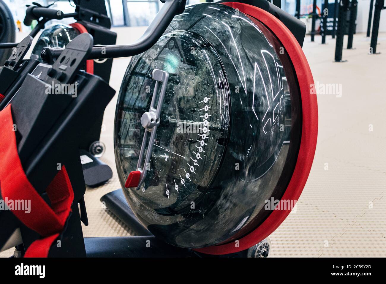 Indoor rower rowing machine Banque de photographies et d’images à haute ...