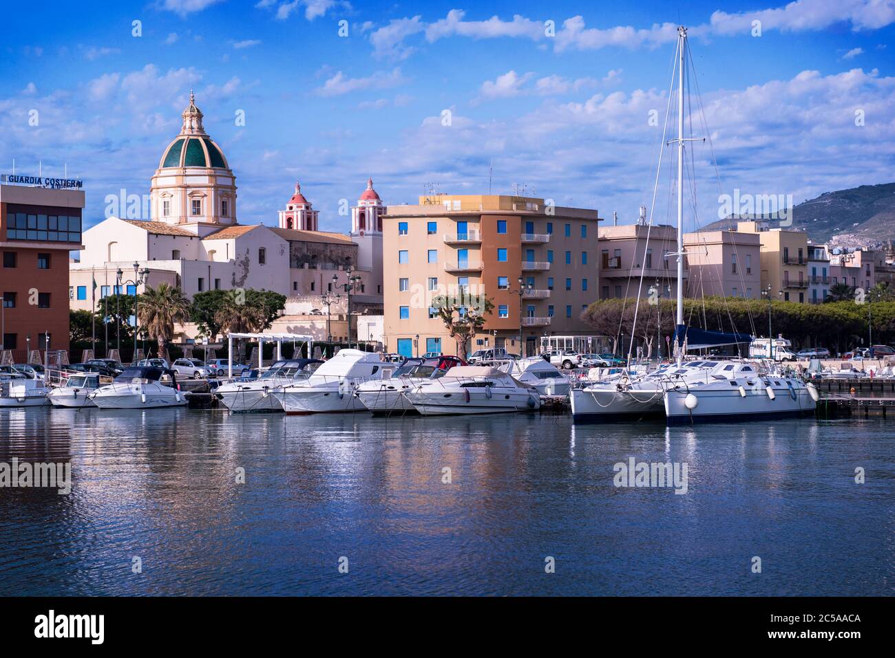 Port et front de mer à Trapani - un important port de pêche, étant ...