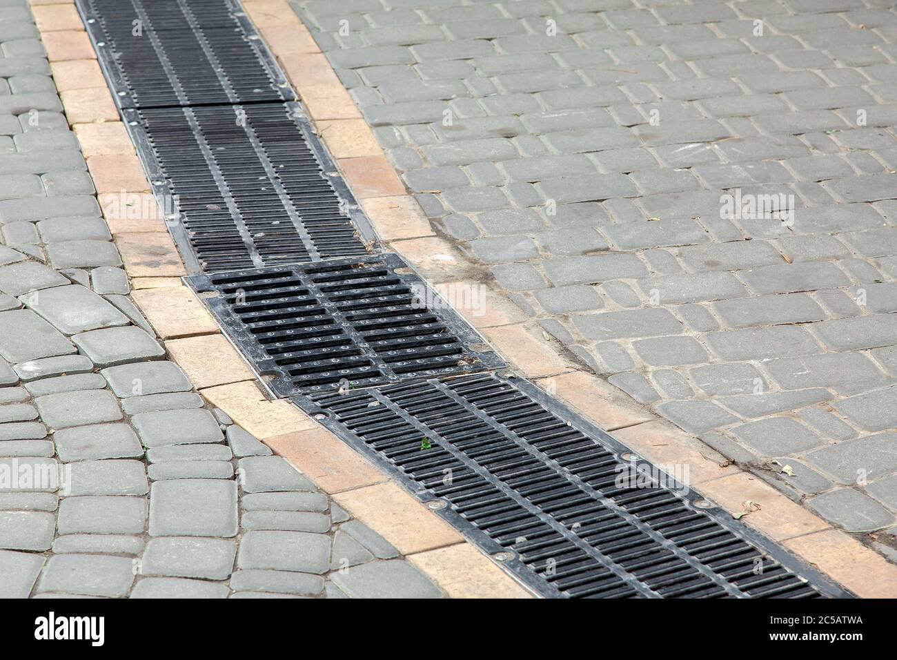 système de drainage de calandre noire installé sur le trottoir ...