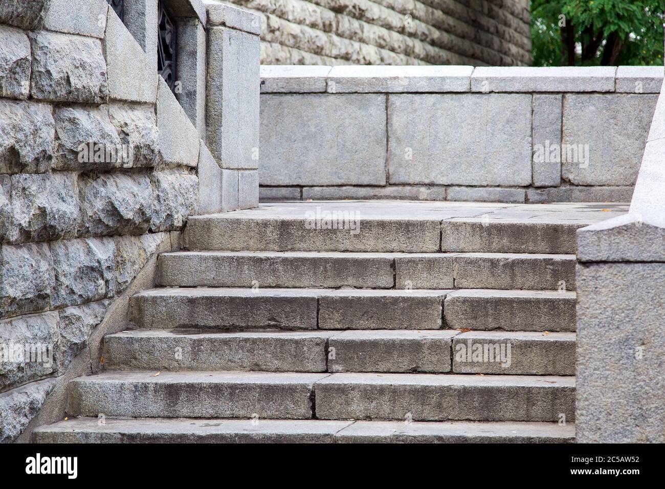 Escaliers en pierre en pierre grise vieux escaliers sur la rue d'une ...
