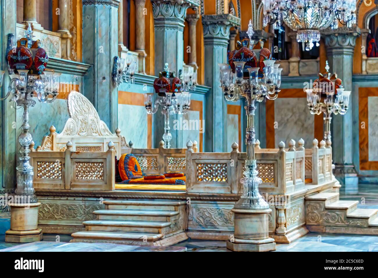 Takht-e-Nishan ou siège/trône royal en marbre au grand Durbar Hall, au ...