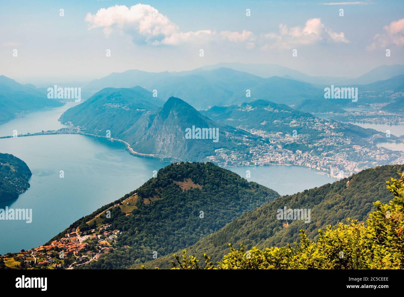 Le village de Bre, le lac de Lugano et les célèbres montagnes de cette ...