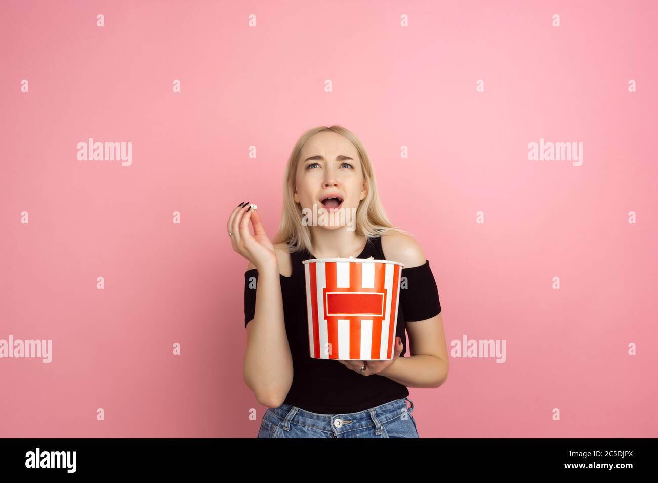 Étonné. Portrait de la femme sautant avec des émotions vives sur fond ...