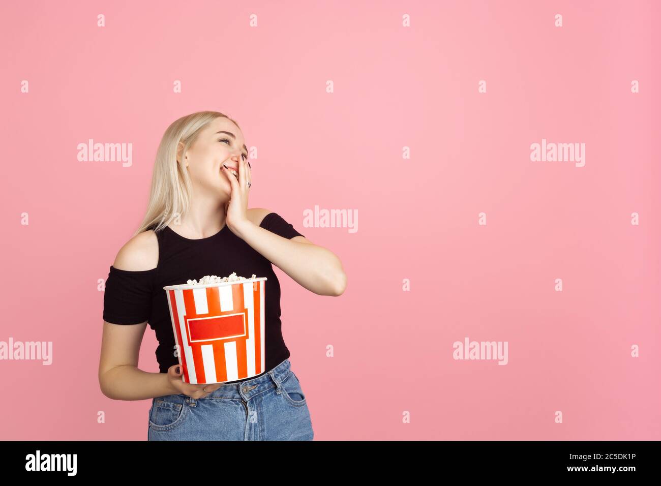 Sourire. Portrait de la femme sautant avec des émotions vives sur fond ...