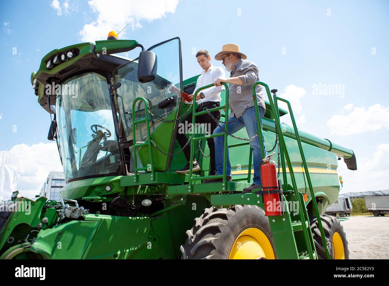 Un agriculteur professionnel équipé d'un tracteur moderne, se combine ...