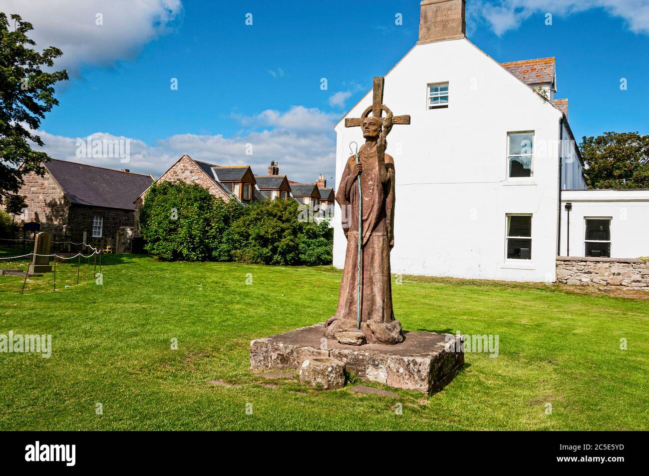 Une statue de Saint-Aidan sculptée par Kathleen Parbury à partir de ...