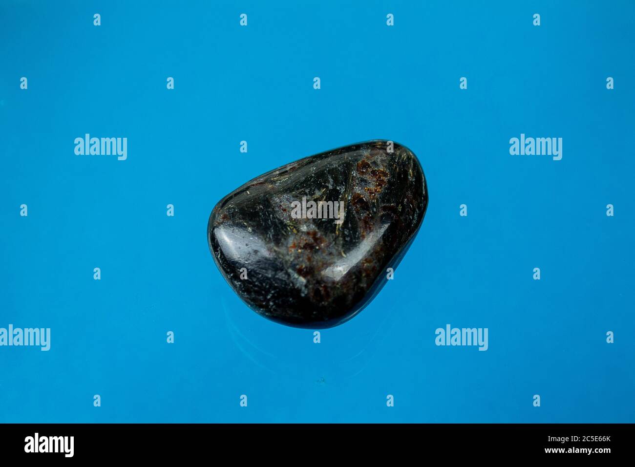 L'astrophyllite est un minéral de silicate de titane brun à jaune doré ...