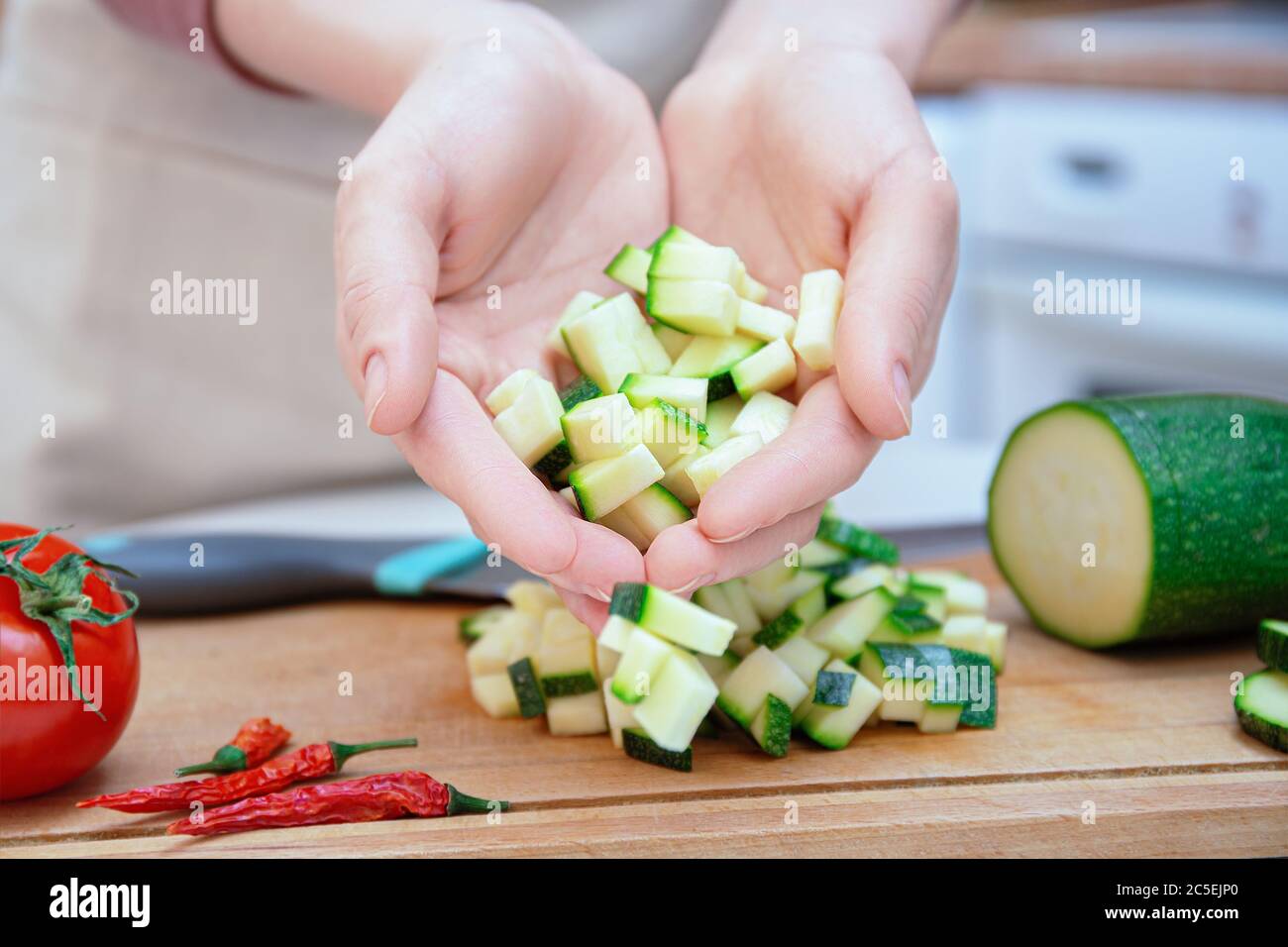 Courgette cubes Banque de photographies et d’images à haute résolution ...