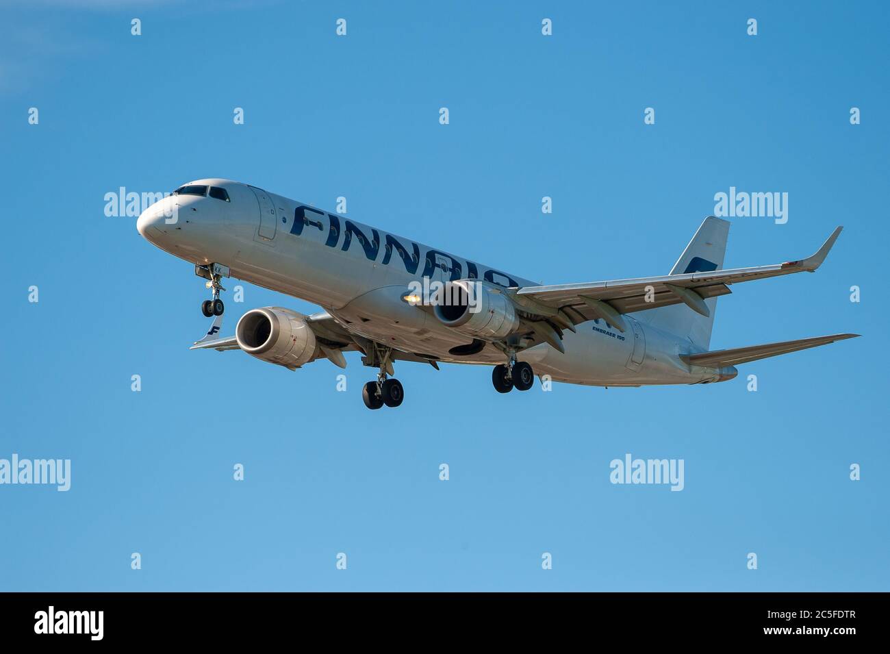 Nose wheel landing gear e190 Banque de photographies et d’images à ...