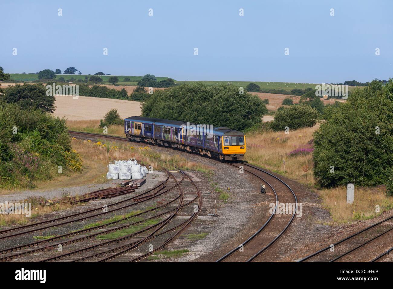 Train de course de classe 142 de Northern Rail + sprinter de classe 150 ...