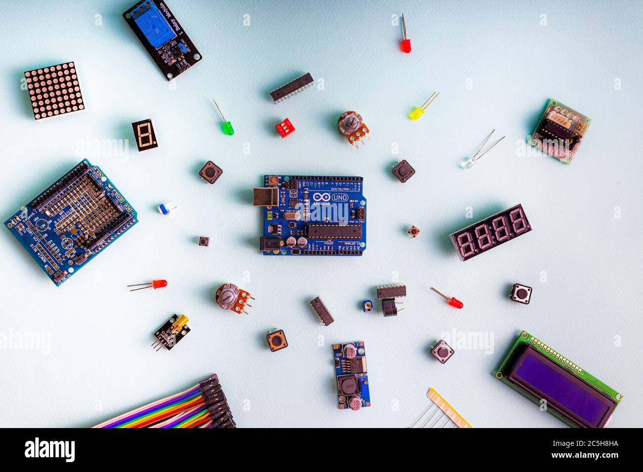 Sankt-Petersburg, Russie - 28 février 2020 : carte Arduino UNO sur fond ...