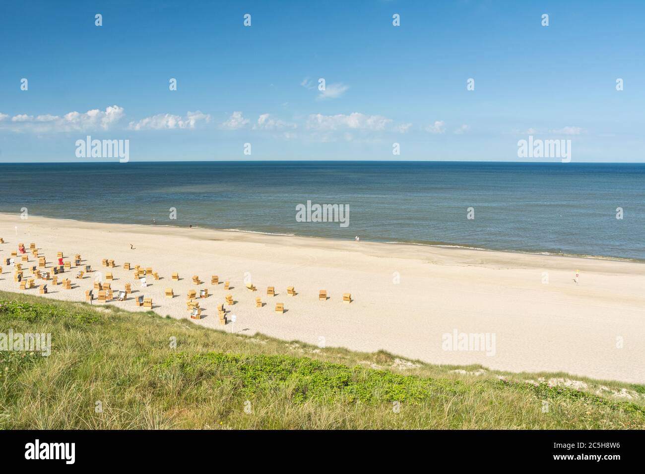 Vue aérienne des dunes pittoresques, de la plage et de l'océan sur l ...
