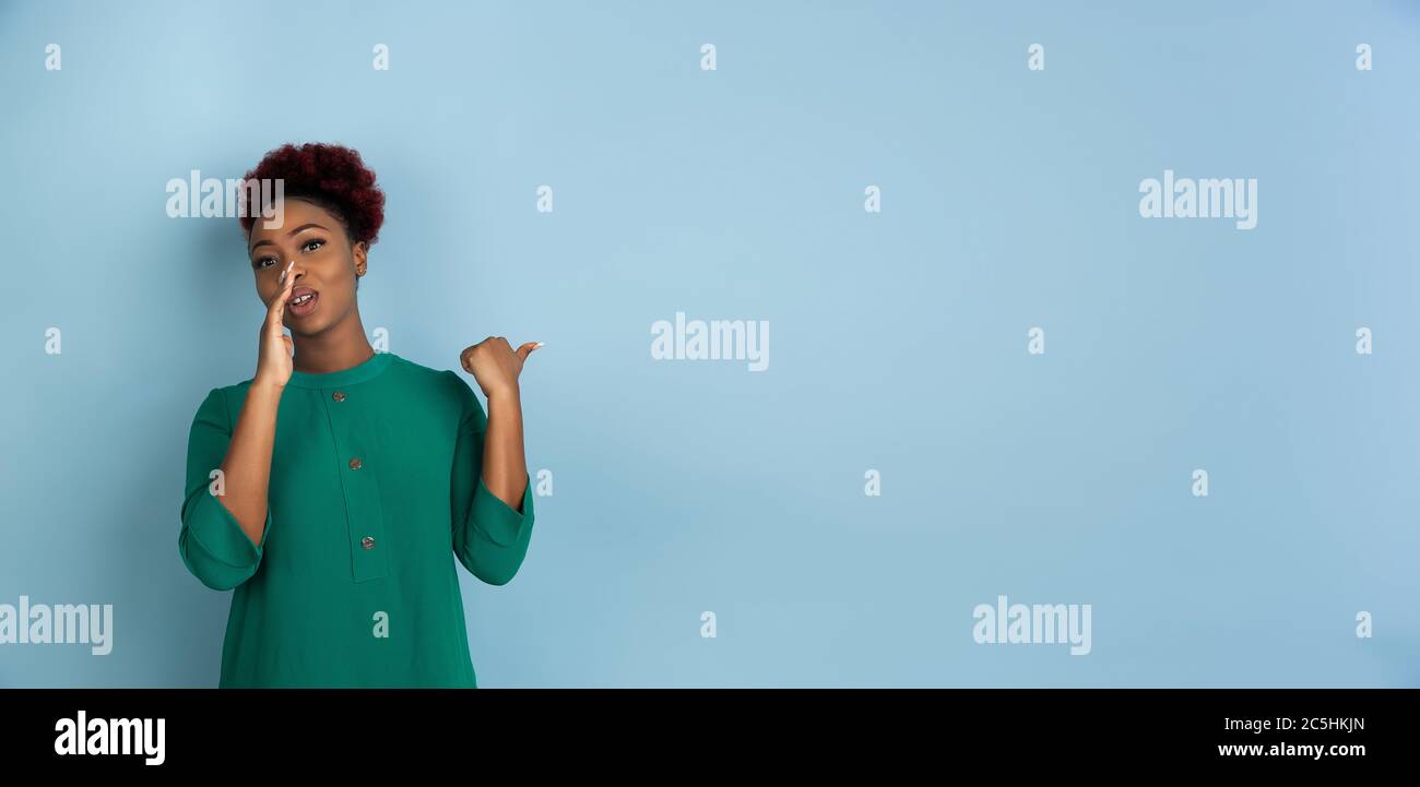 Chuchoter et pointer du doigt Banque de photographies et d’images à ...