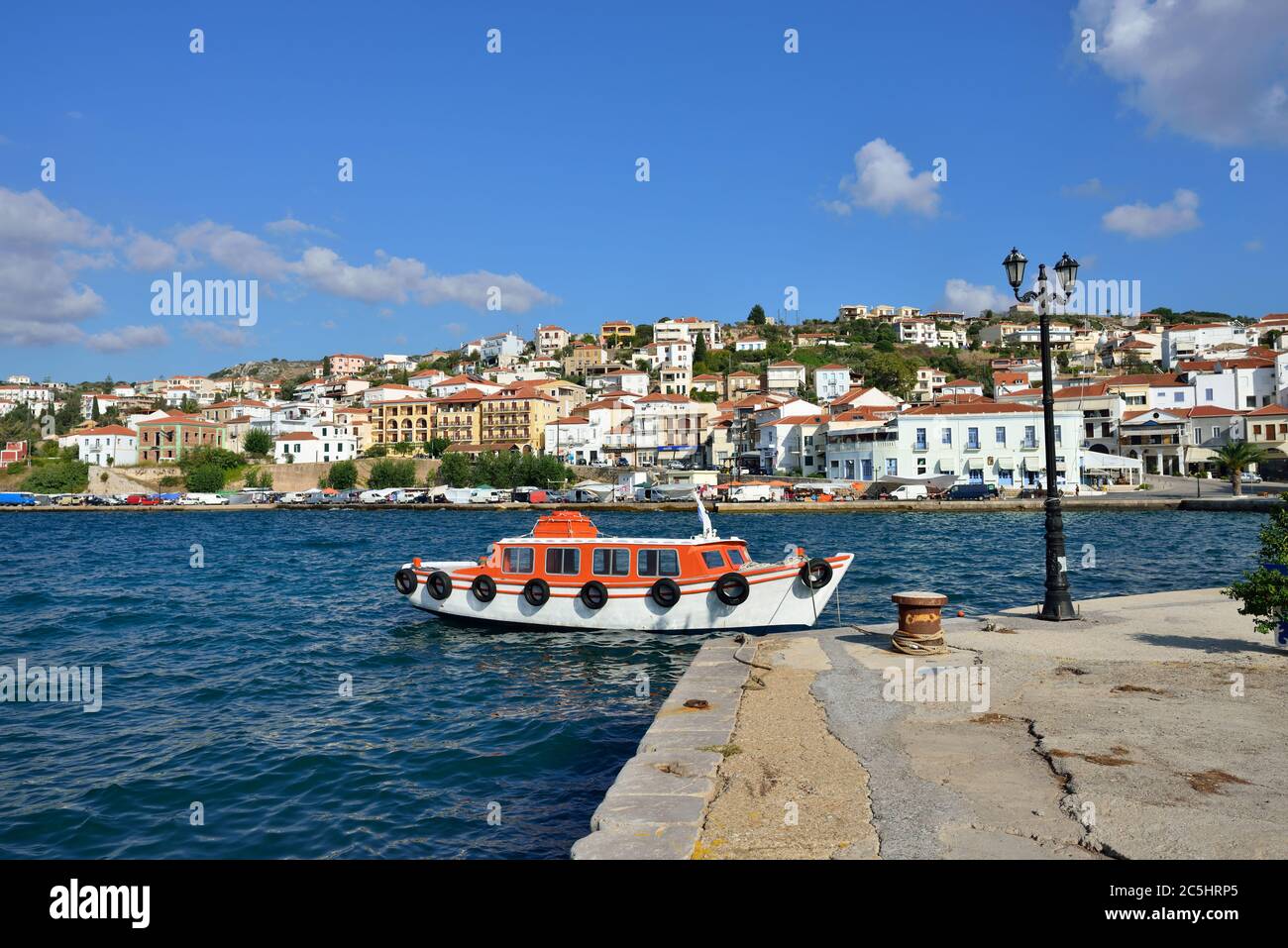 Le bateau dans le port de la ville de Pylos. Messinia, baie de Navarino ...