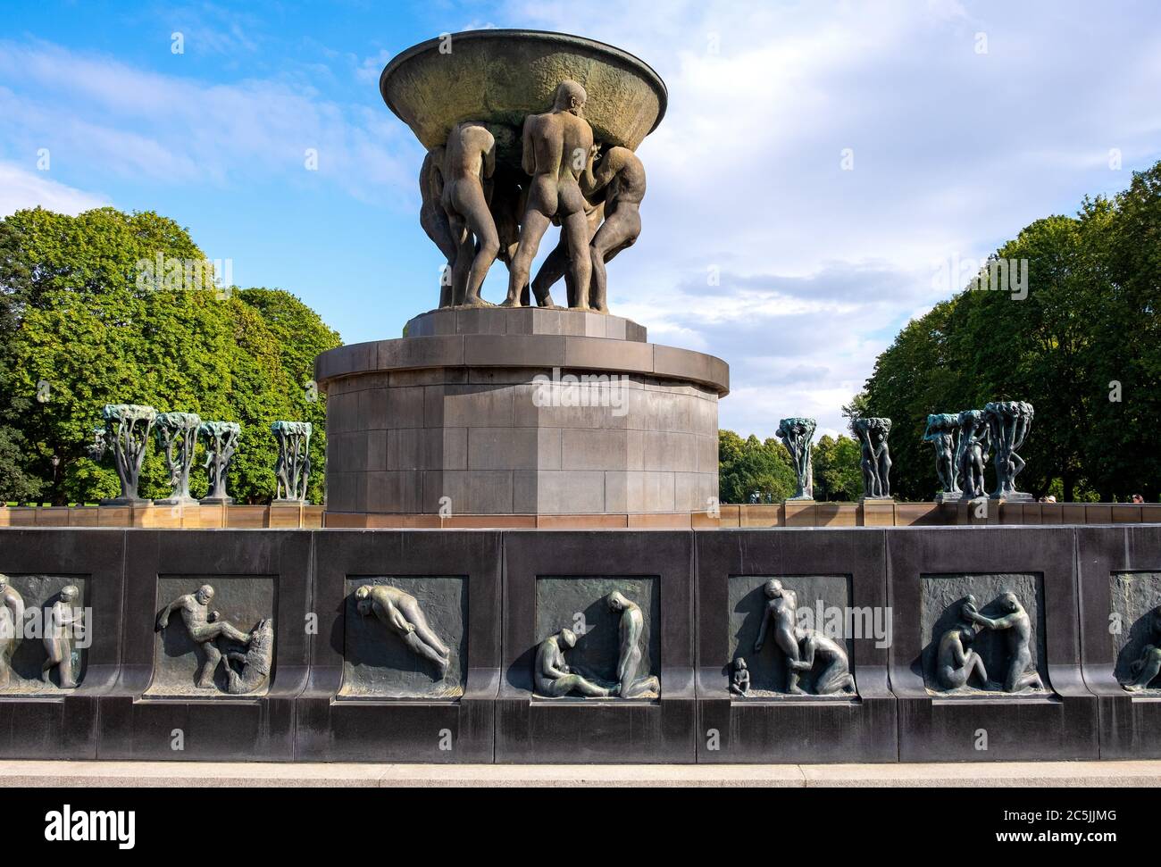 Oslo, Ostlandet / Norvège - 2019/08/30: Installation de la sculpture de la fontaine - Fontanen ...