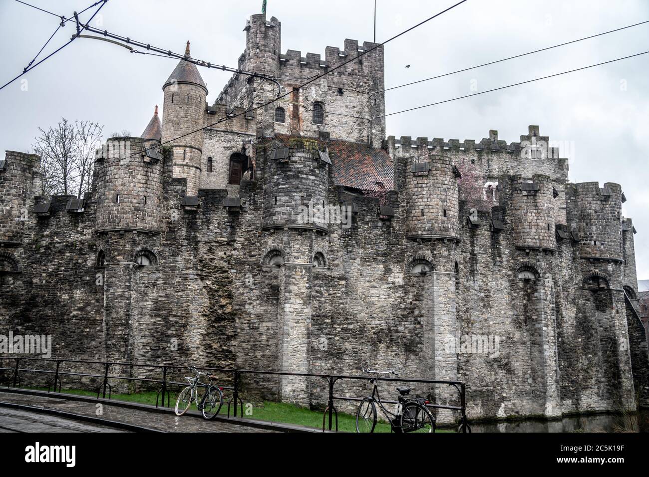 Le château médiéval des comtes dans le centre de la ville pendant les ...