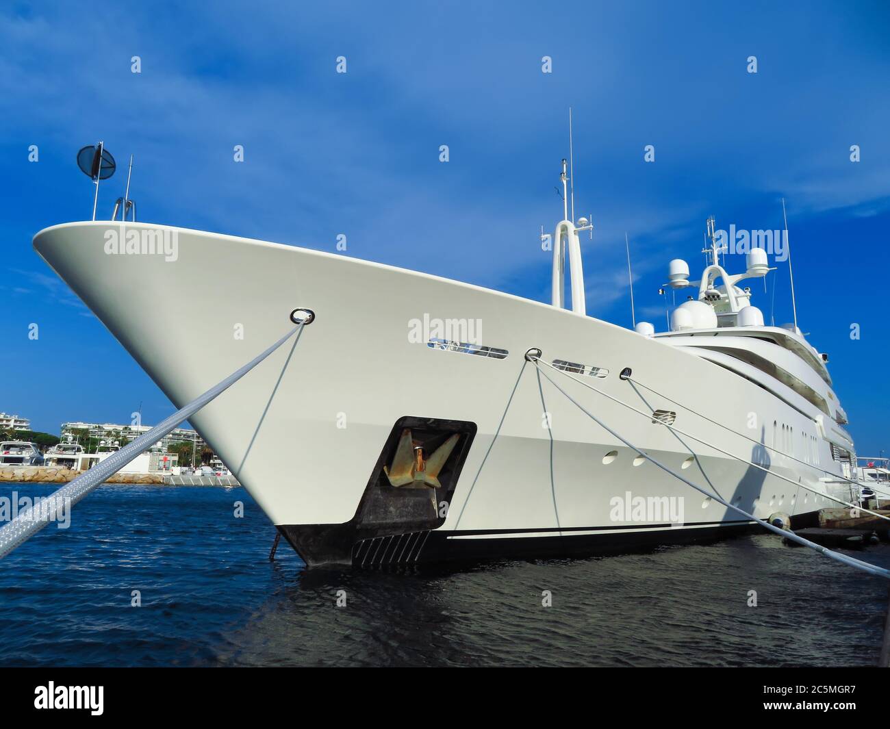 Bateau Yacht ancré à port Pierre Canto au Boulevard de la Croisette à ...