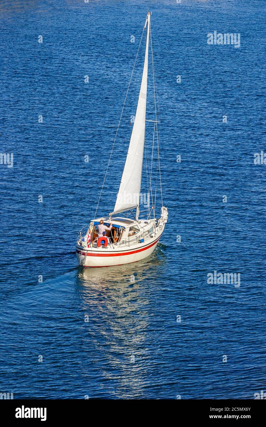 Bateau sur une mer calme Banque de photographies et d’images à haute ...