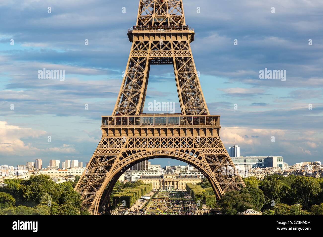 La Tour Eiffel est le monument le plus visité de France et le plus ...