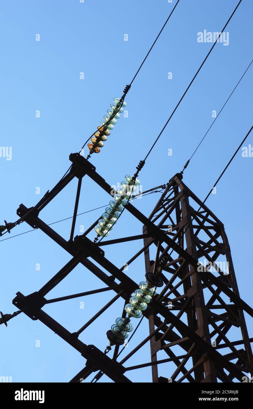 Pylône électrique avec isolants et lignes électriques. Fond bleu ciel ...
