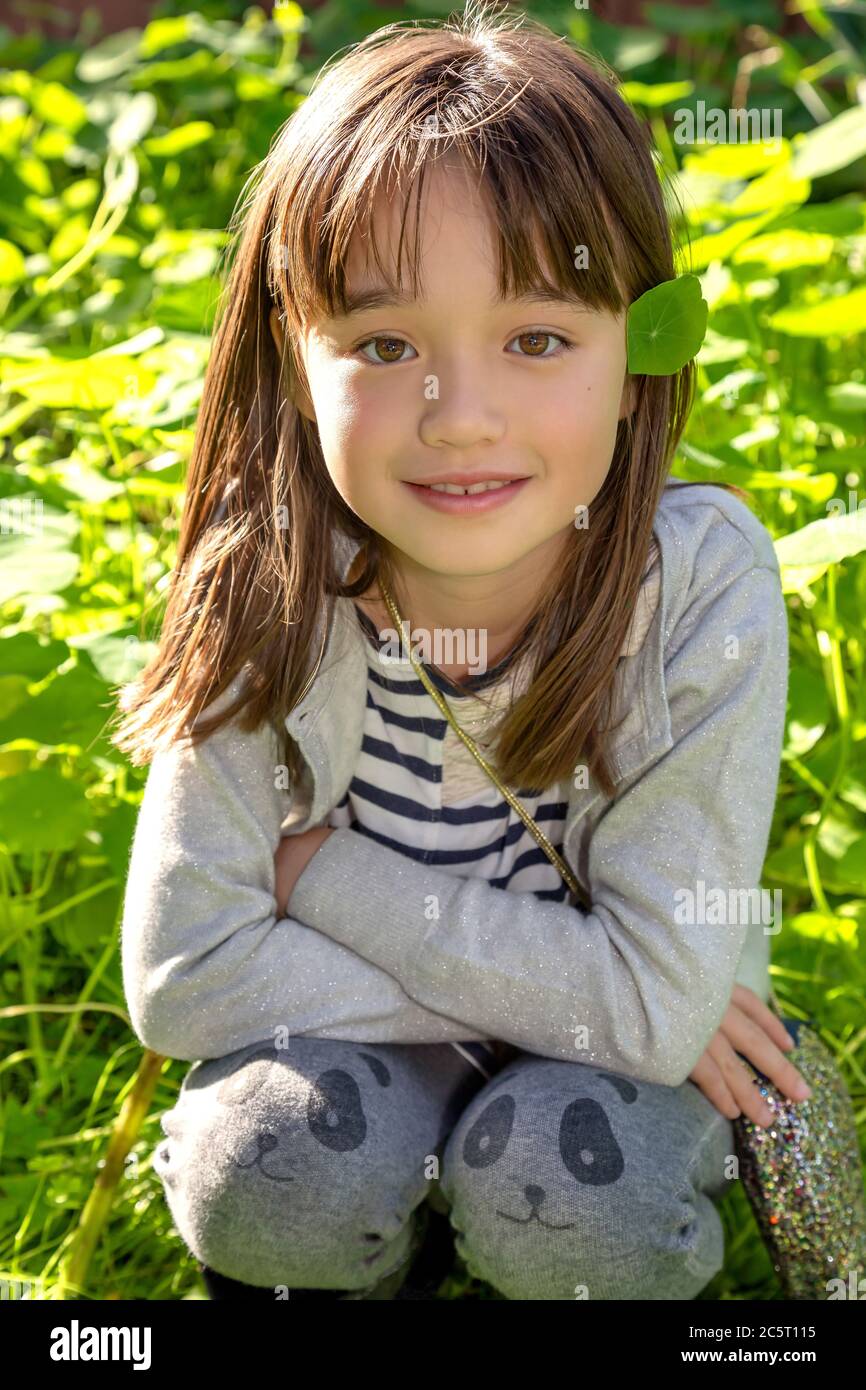 Fille de 8 ans en legging Banque de photographies et d’images à haute ...