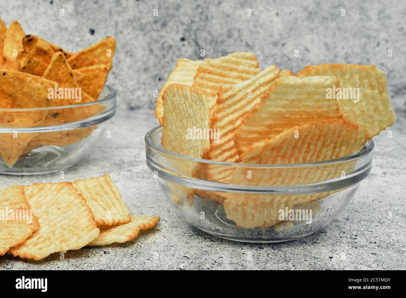 Croustilles de pommes de terre ondulées, chips de maïs dans une ...
